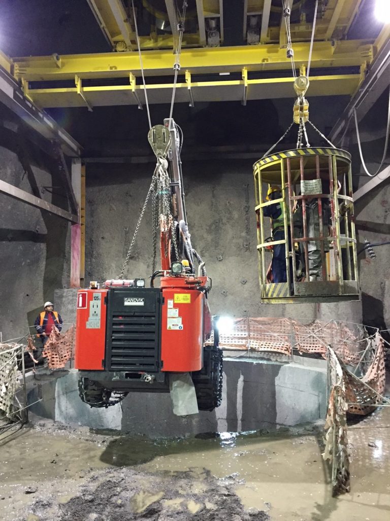 LE SANDVIK JUMBO DD421-60C E COMMANDO DC125R AL LAVORO AL PROGETTO ...